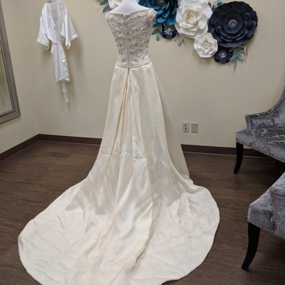 Lazaro | Dresses | Lazaro Wedding Dress Size Nwt Bridal Gown Cream ...